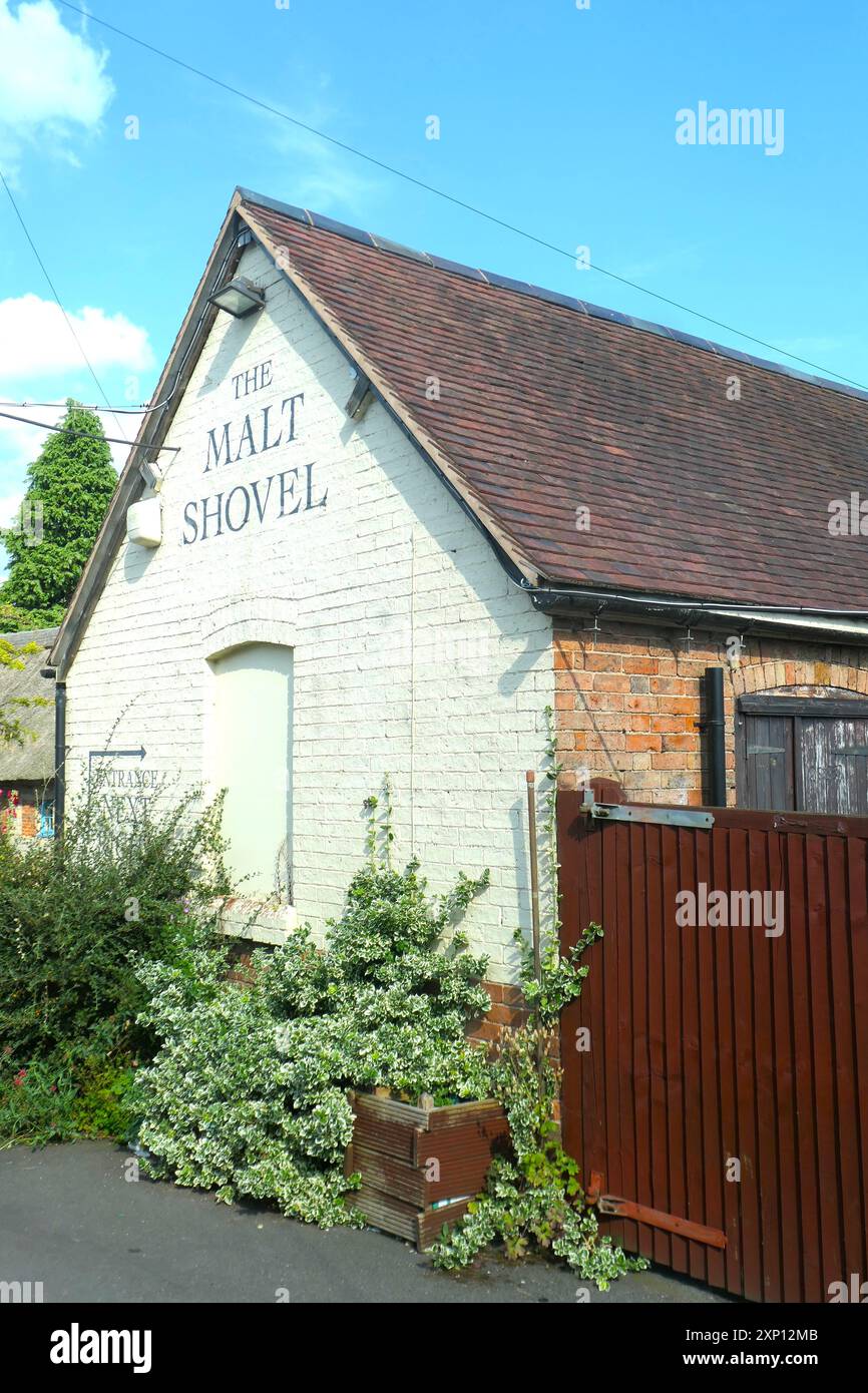 Gaydon village Malt and Shovel street cottage cottages pub bar roof ...