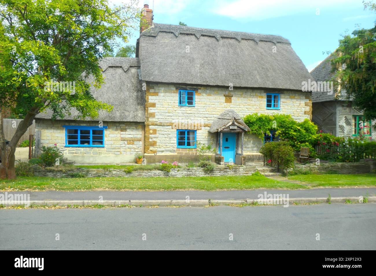 Gaydon village house houses street cottage cottages pub bar roof thatch ...