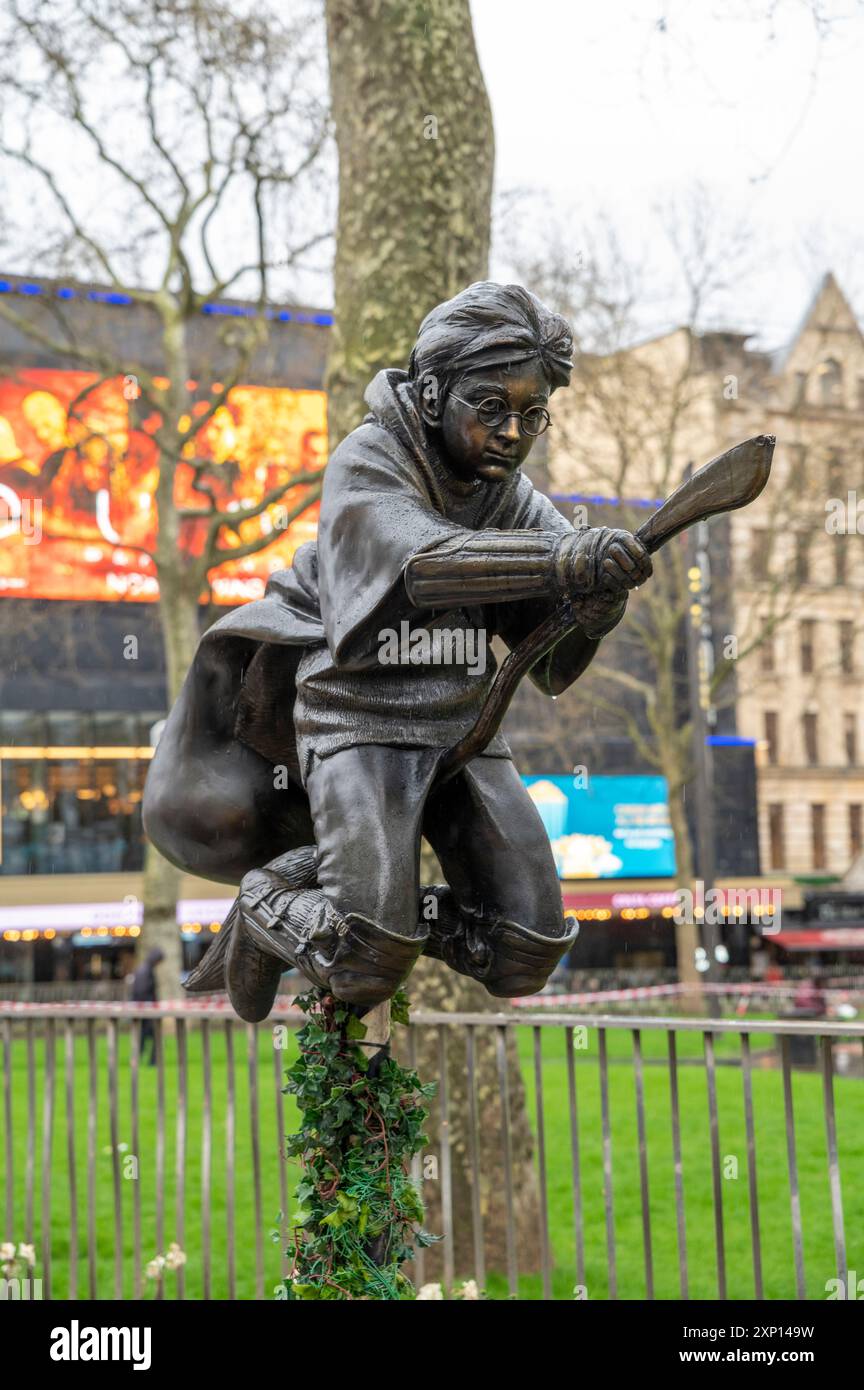 Harry potter movies flying hi-res stock photography and images - Alamy