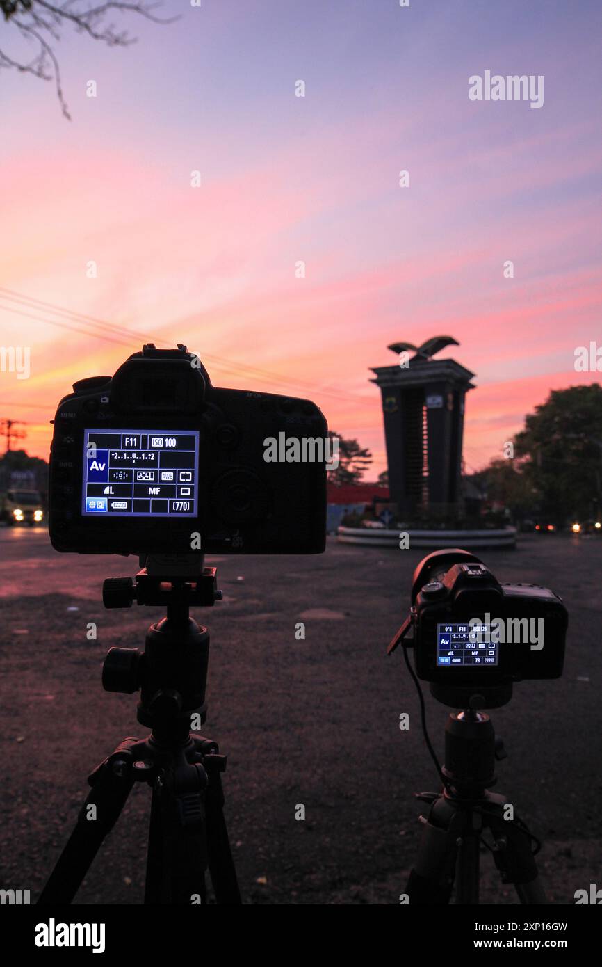 Two cameras hi-res stock photography and images - Alamy