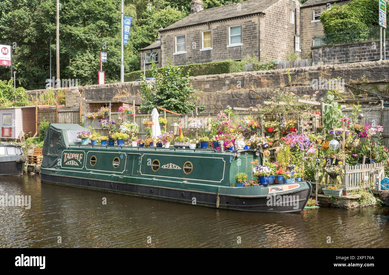 Canal boat summer england hi-res stock photography and images - Alamy