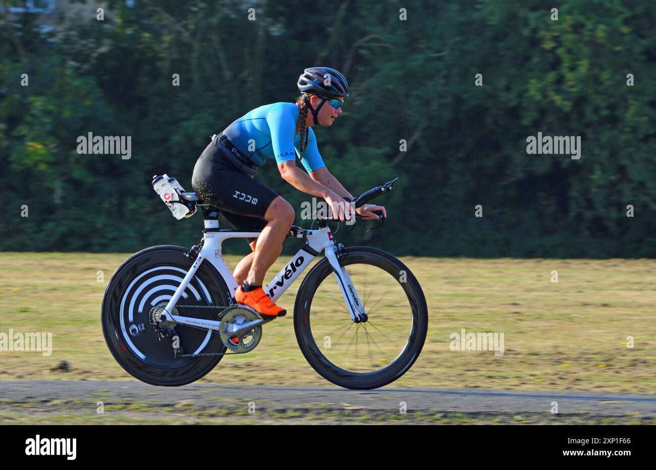 Female competitor cycling hi-res stock photography and images - Alamy