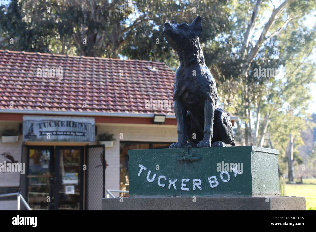 Dog on the Tuckerbox statue, near Gundagai, NSW, Australia Stock Photo ...