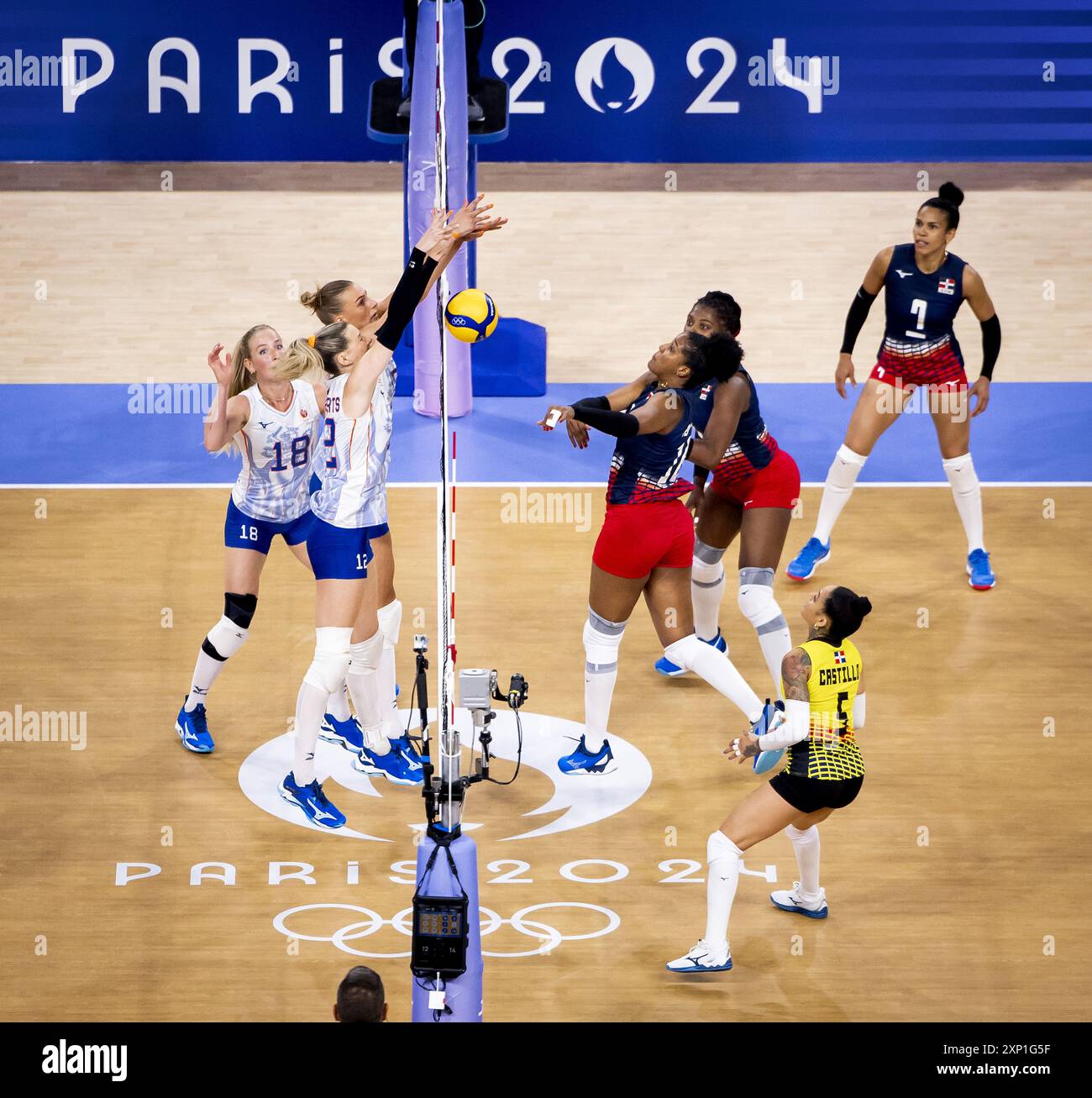 PARIS - Marrit Jasper and Britt Bongaerts during the group match ...