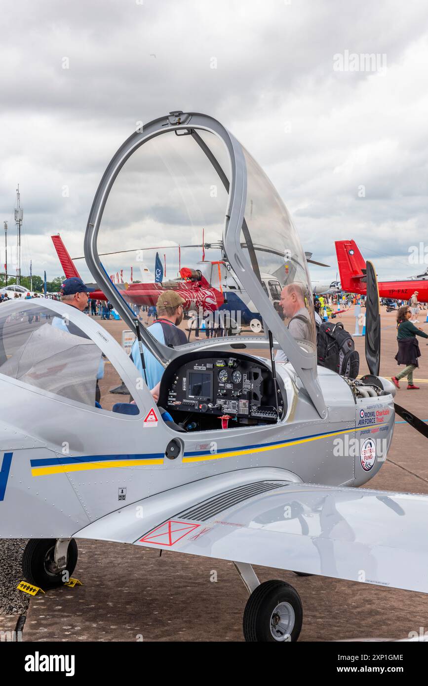 Raf grob tutor hi-res stock photography and images - Alamy