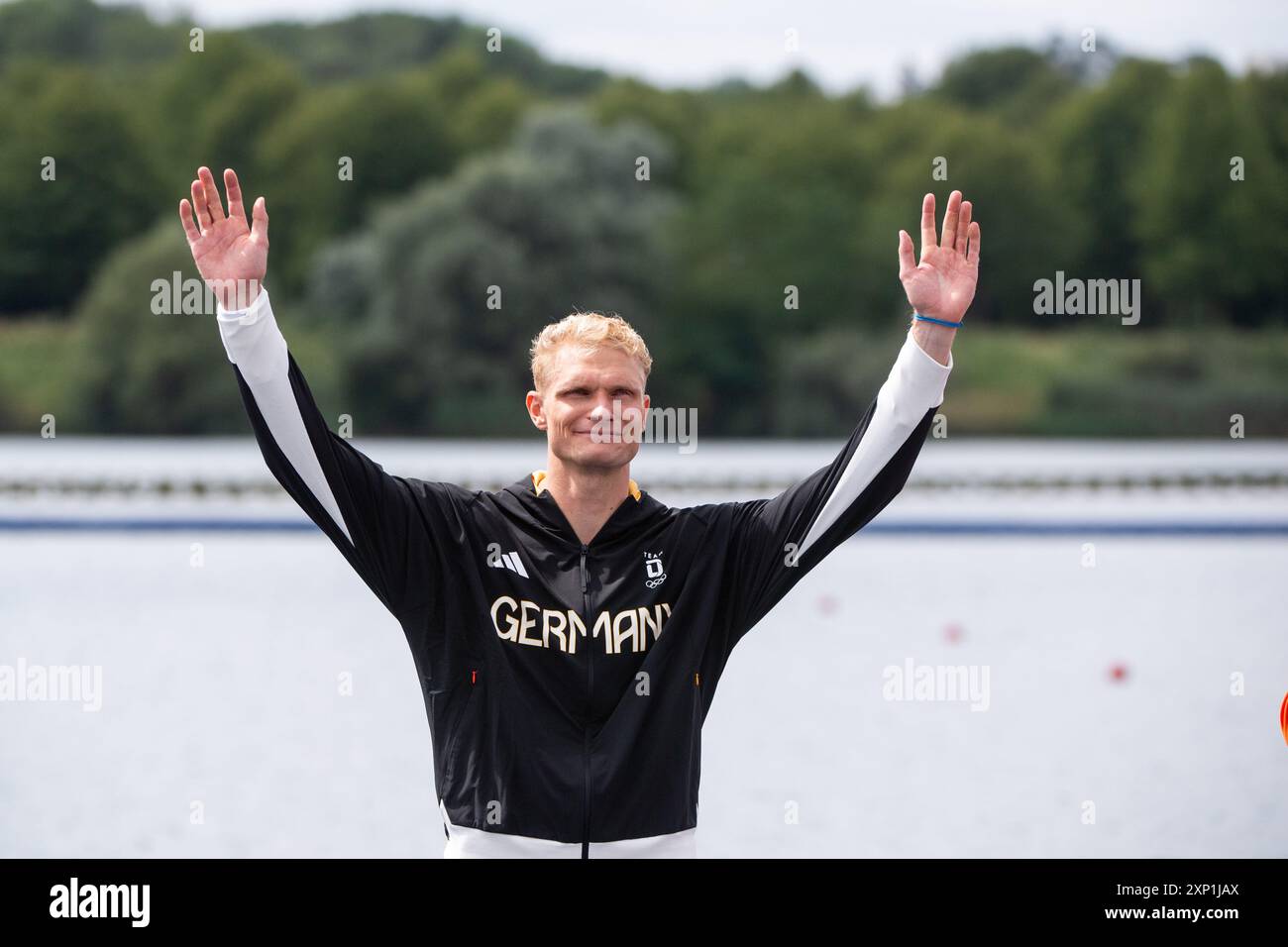ZEIDLER Oliver (Deutschland) jubelt auf dem Podium bei der Siegerehrung ...