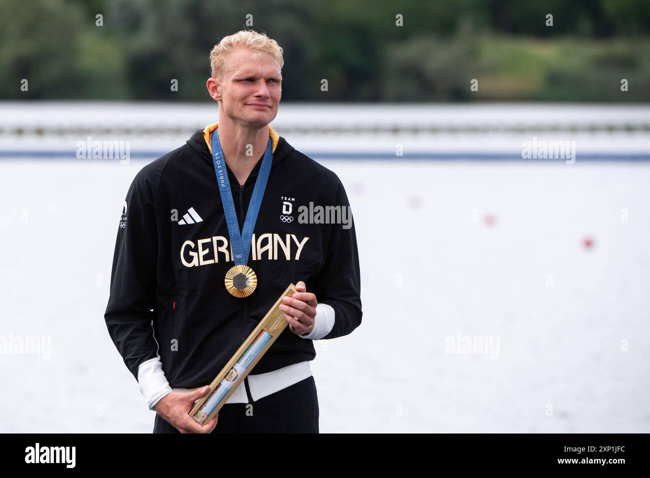 ZEIDLER Oliver (Deutschland) jubelt auf dem Podium bei der Siegerehrung ...