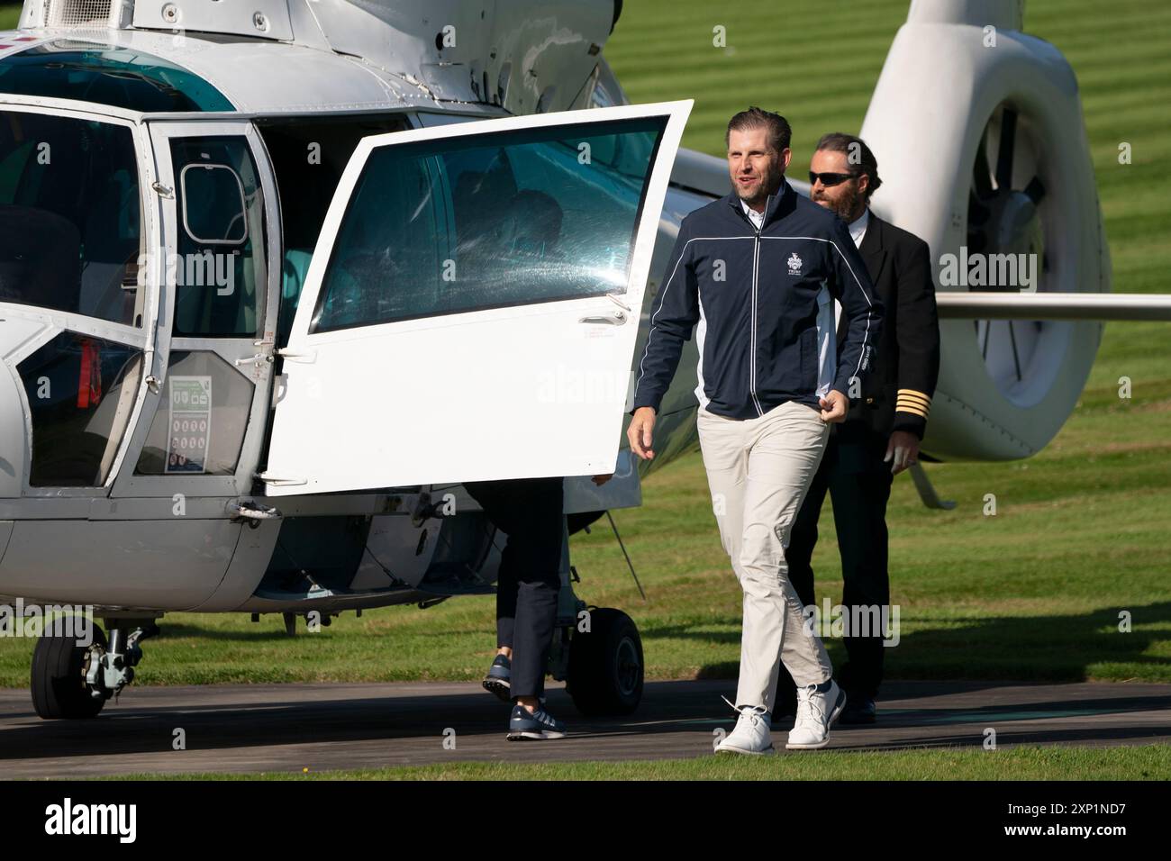 Eric Trump arrives by helicopter at Trump International Golf Links ...