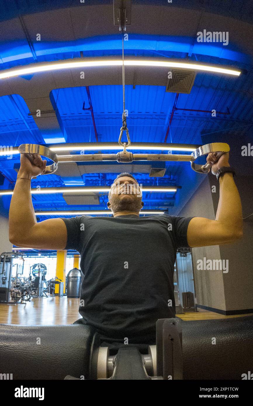 Guy bodybuilder in gym works hi-res stock photography and images - Alamy