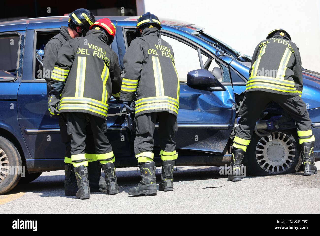Jaws of life tool hi-res stock photography and images - Alamy
