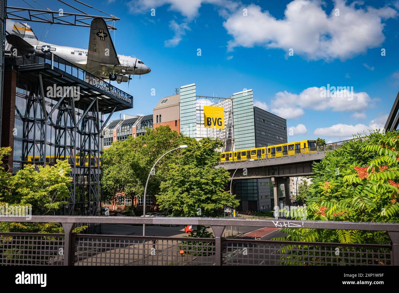 Berlin Kreuzberg, BVG U-Bahn Hochbahn am Landwehrkanal mit Deutsches ...