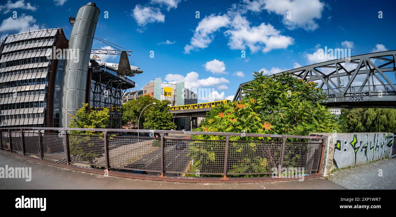 Berlin Kreuzberg, BVG U-Bahn Hochbahn am Landwehrkanal mit Deutsches ...