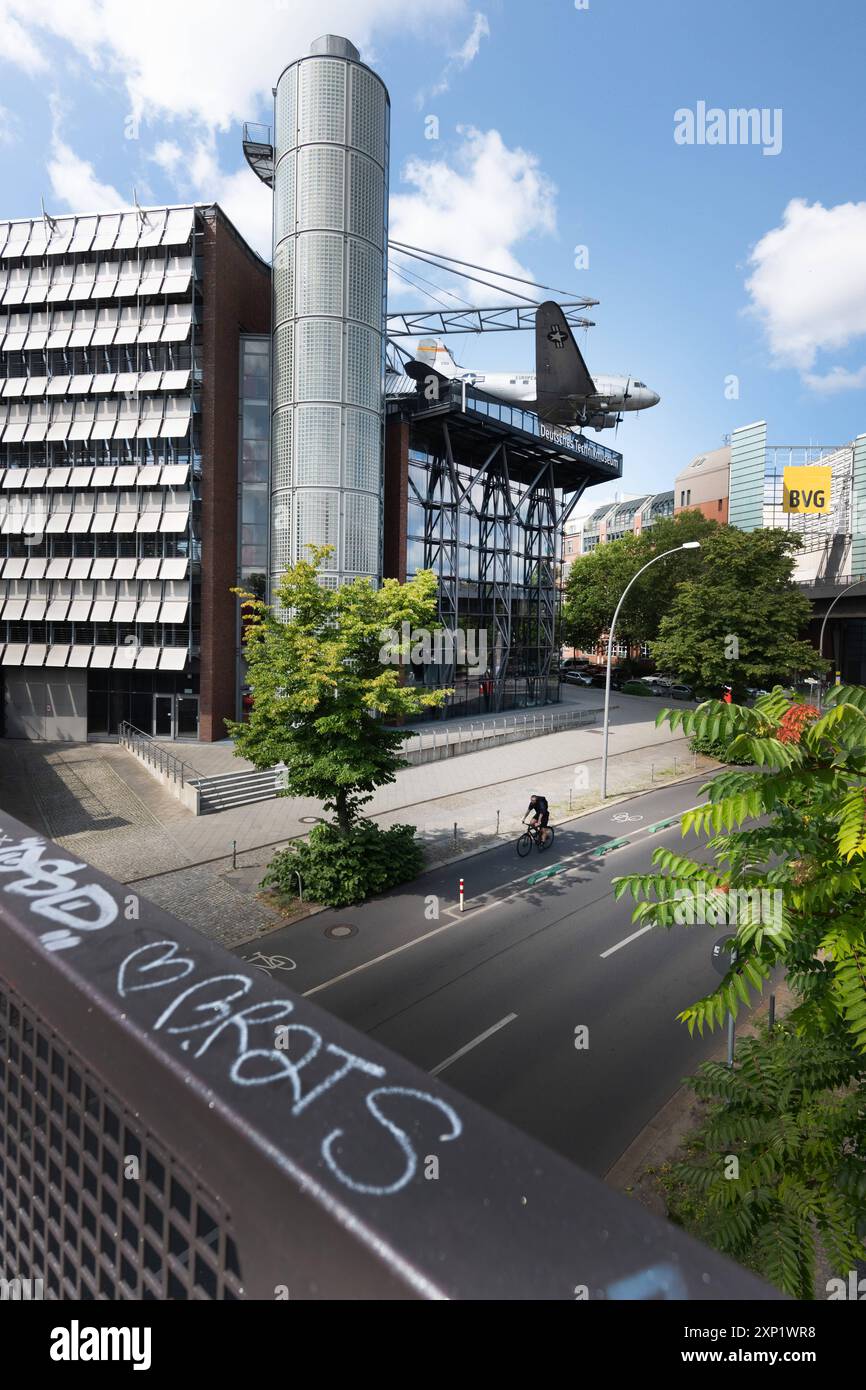 Berlin Kreuzberg, BVG U-Bahn Hochbahn am Landwehrkanal mit Deutsches ...