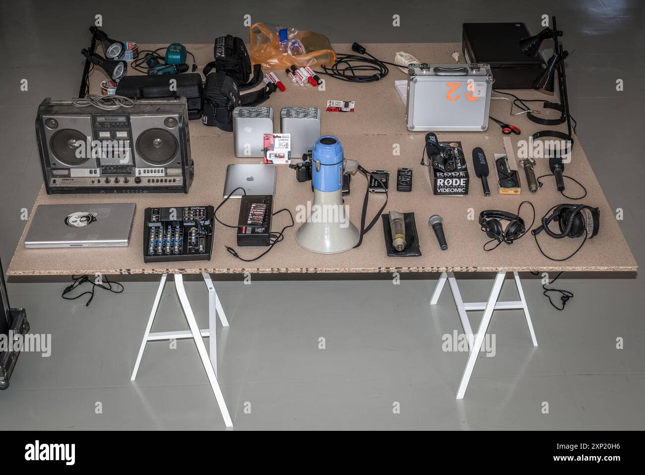 Megaphone sound device tech hi-res stock photography and images - Alamy