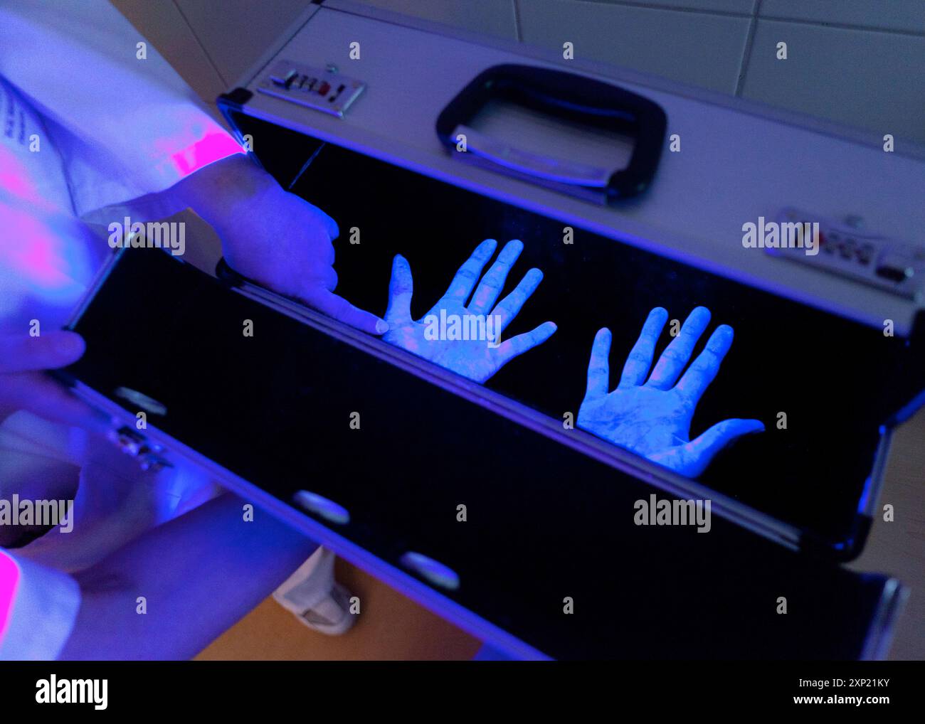 Germs hands uv hi-res stock photography and images - Alamy