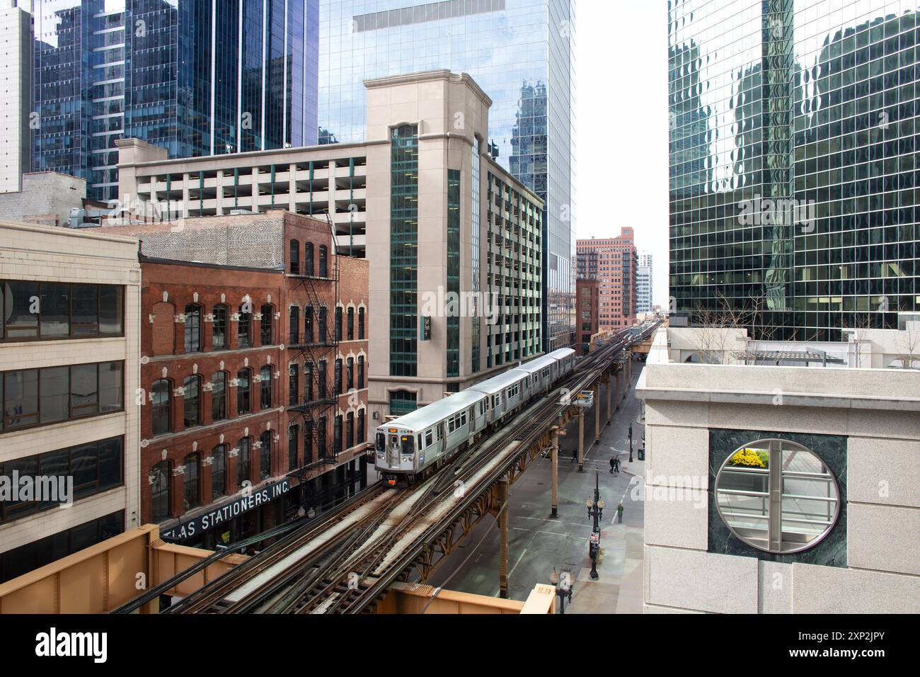 Chicago metro train through downtown hi-res stock photography and ...
