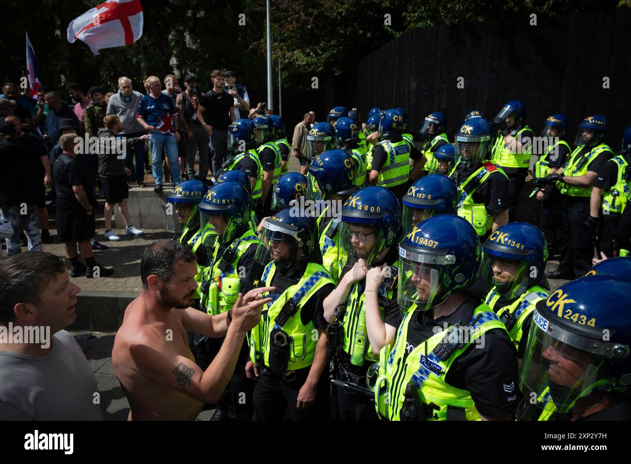 Manchester, UK. 03rd Aug, 2024. Anti-immigration supporters confront ...