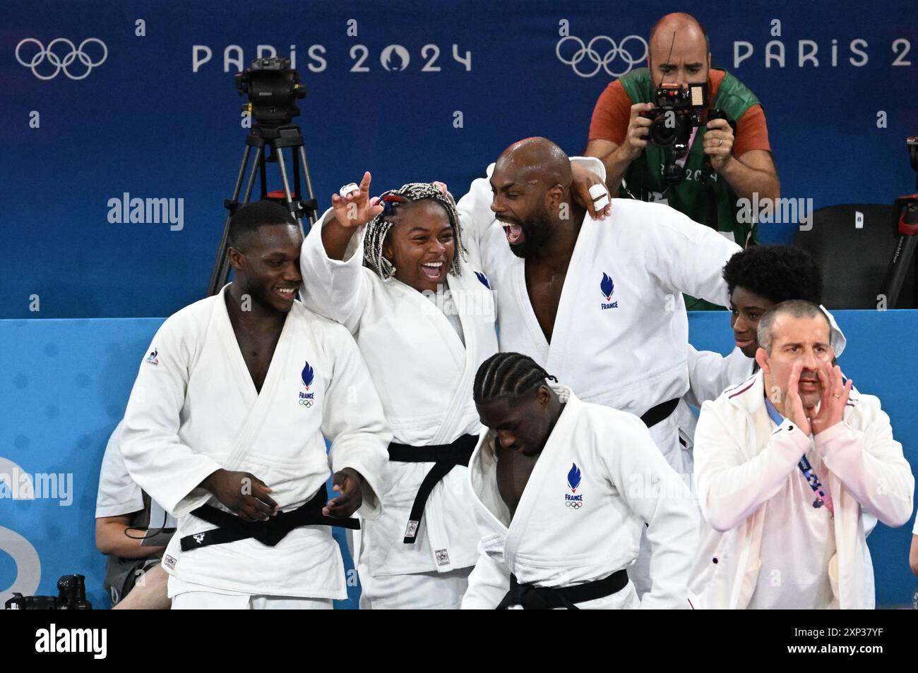 Paris, France. 3rd Aug, 2024. Athletes of France celebrate winning ...