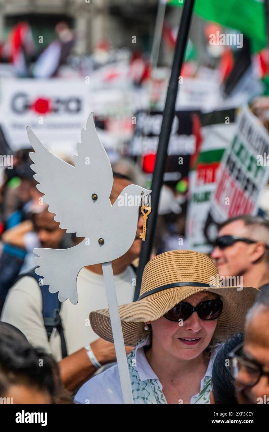 London, UK. 3rd Aug, 2024. A dove (symbol of peace) with a key in its ...