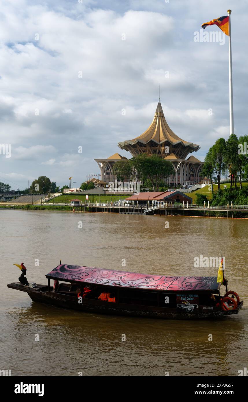 Sampan river taxi on the Sungai Sarwak in front of the Bangunan Dewan ...