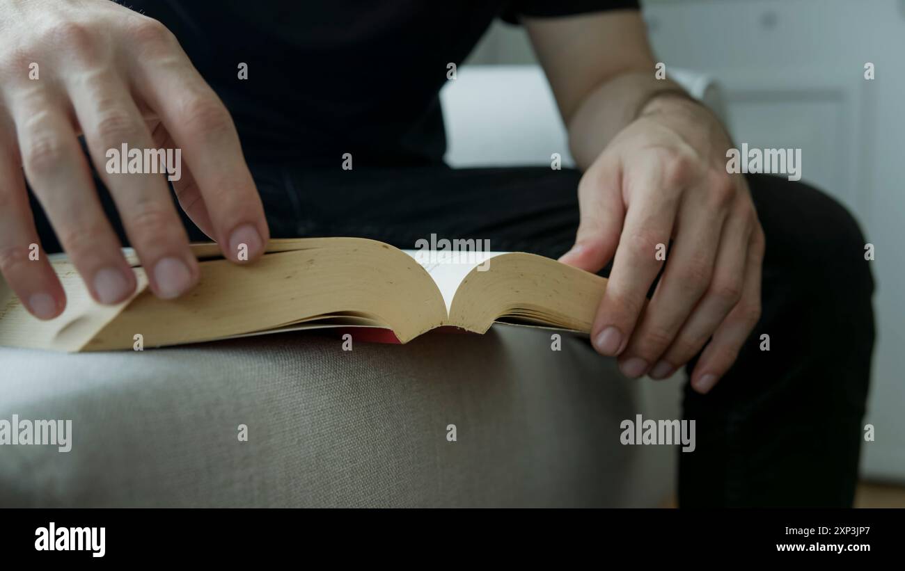 Physical book hi-res stock photography and images - Alamy