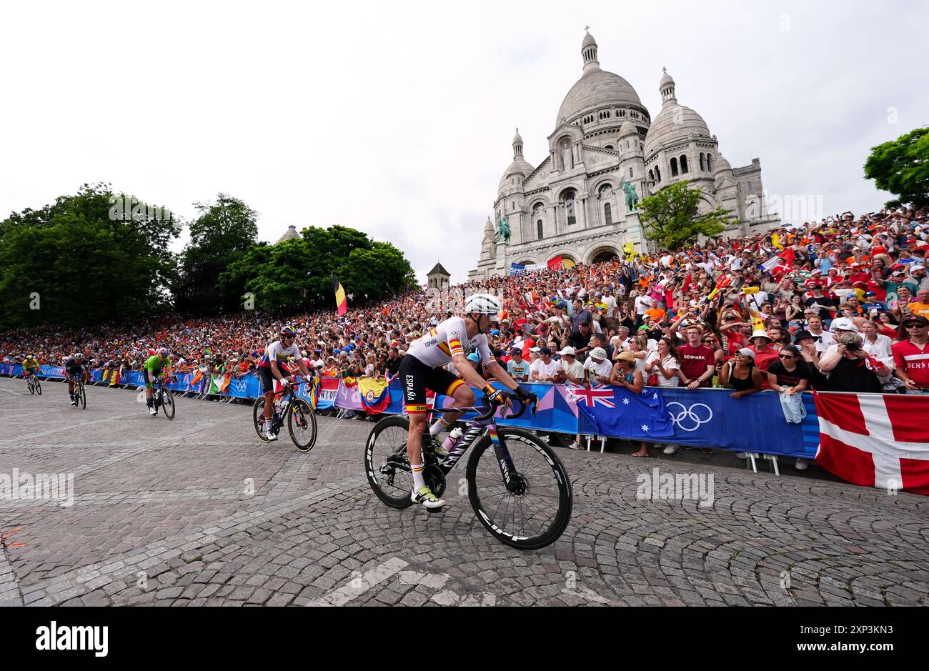 The peloton passes the Basilique du Sacre Coeur de Montmartre during ...