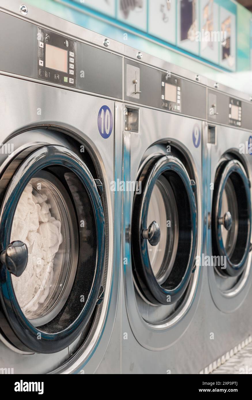 Machines wash hi-res stock photography and images - Alamy