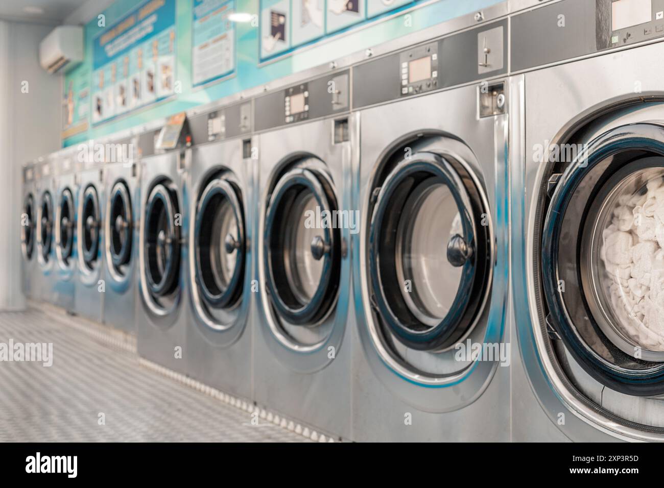 Machines wash hi-res stock photography and images - Alamy