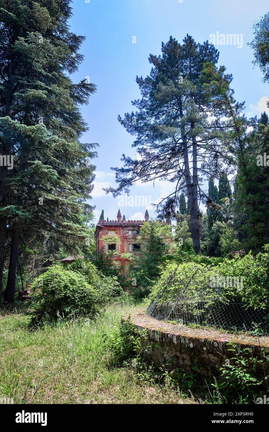 Lodge ruins hi-res stock photography and images - Alamy