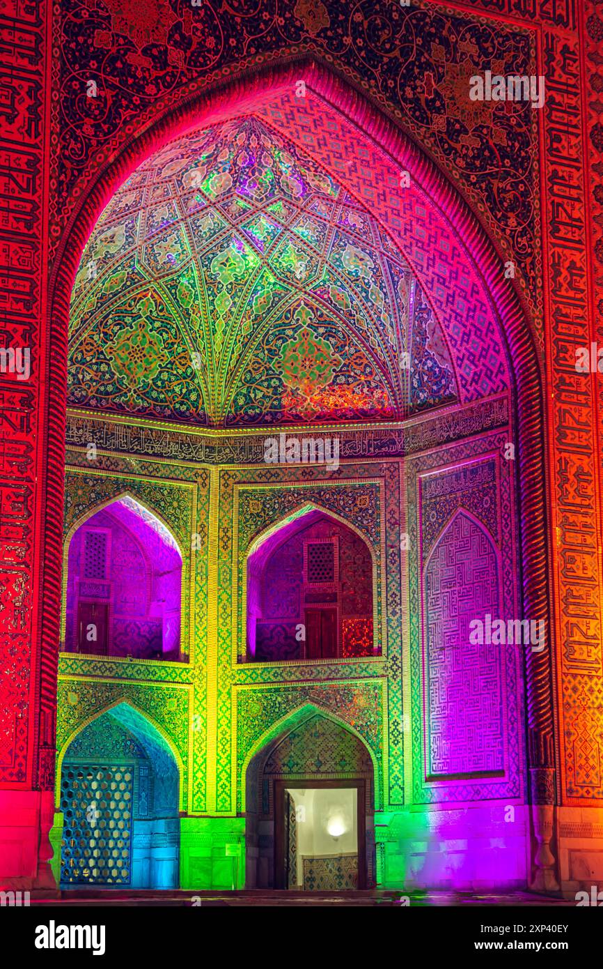 Light show on the facades of the madrasahs of Registan Square. Details ...