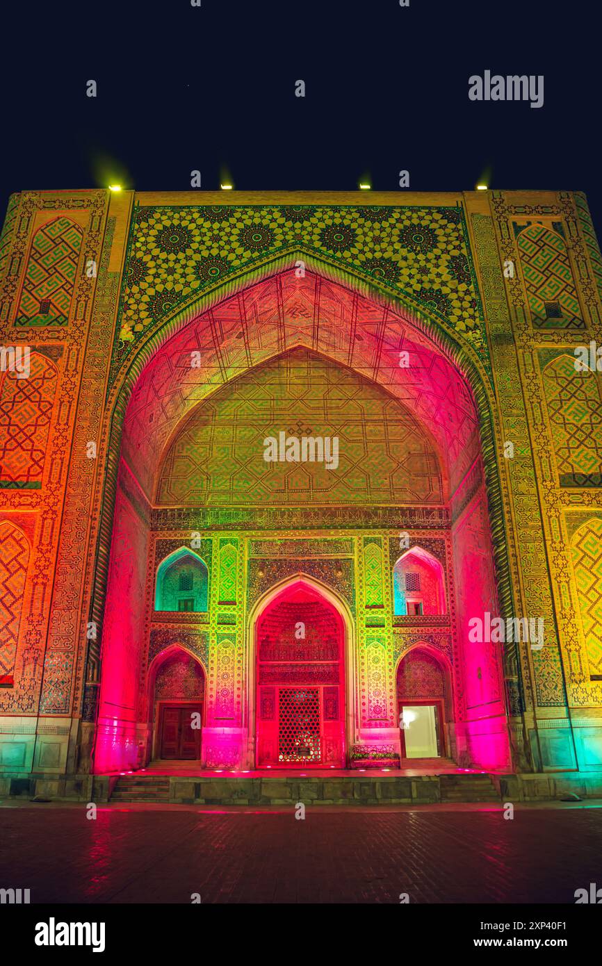 Light show on the facades of the madrasahs of Registan Square. Details ...