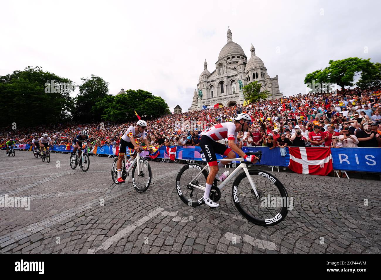 The peloton passes the Basilique du Sacre Coeur de Montmartre during ...