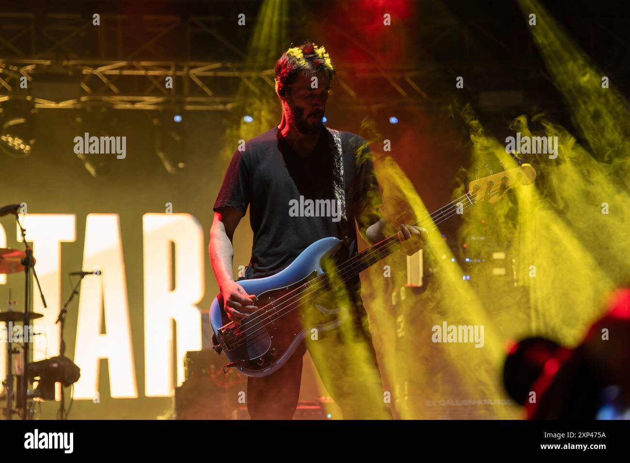 Actor Keanu Reeves playing bass guitar with his band Dogstar on Arsenal ...