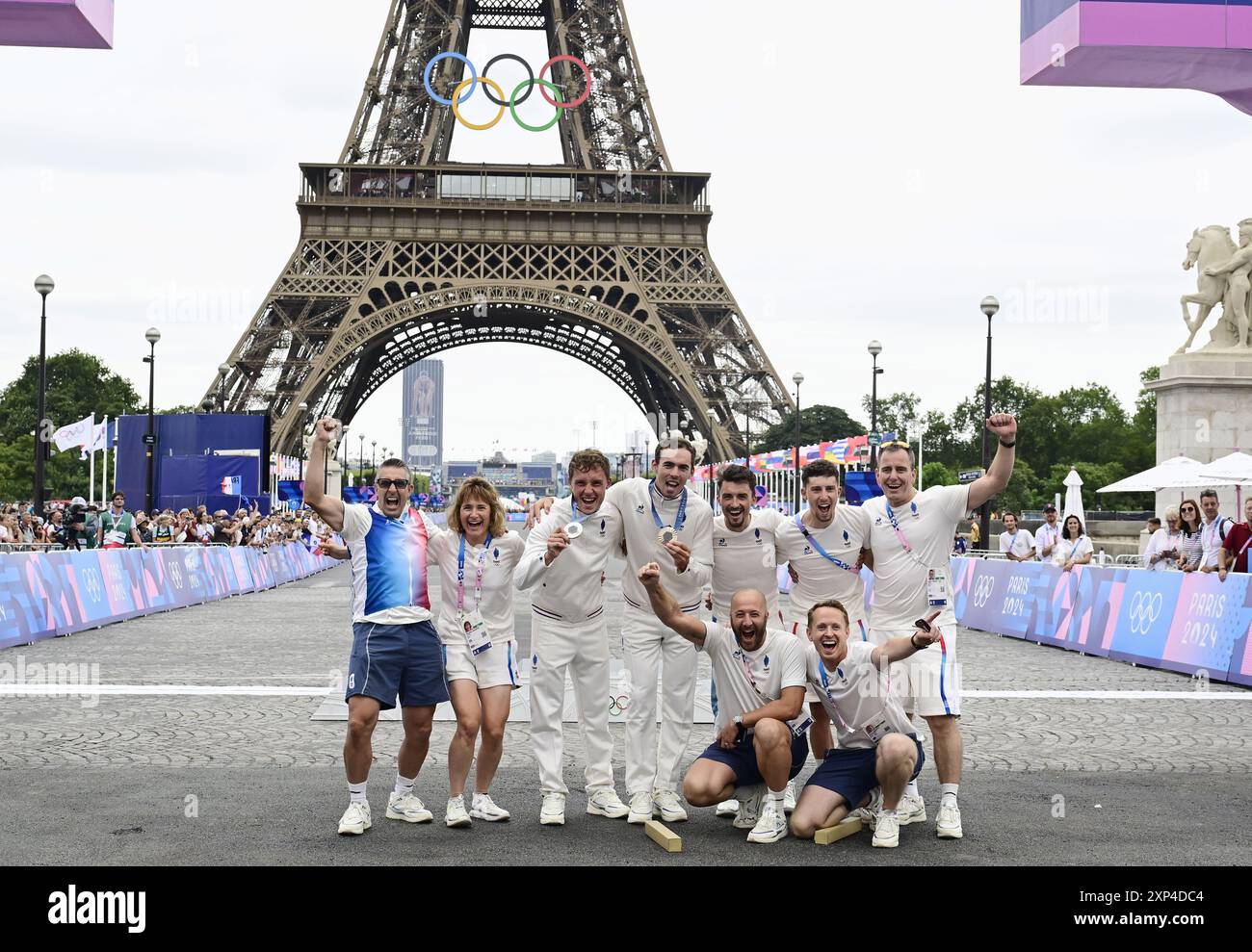 Paris, France. 03rd Aug, 2024. The French cycling team with Valentin ...