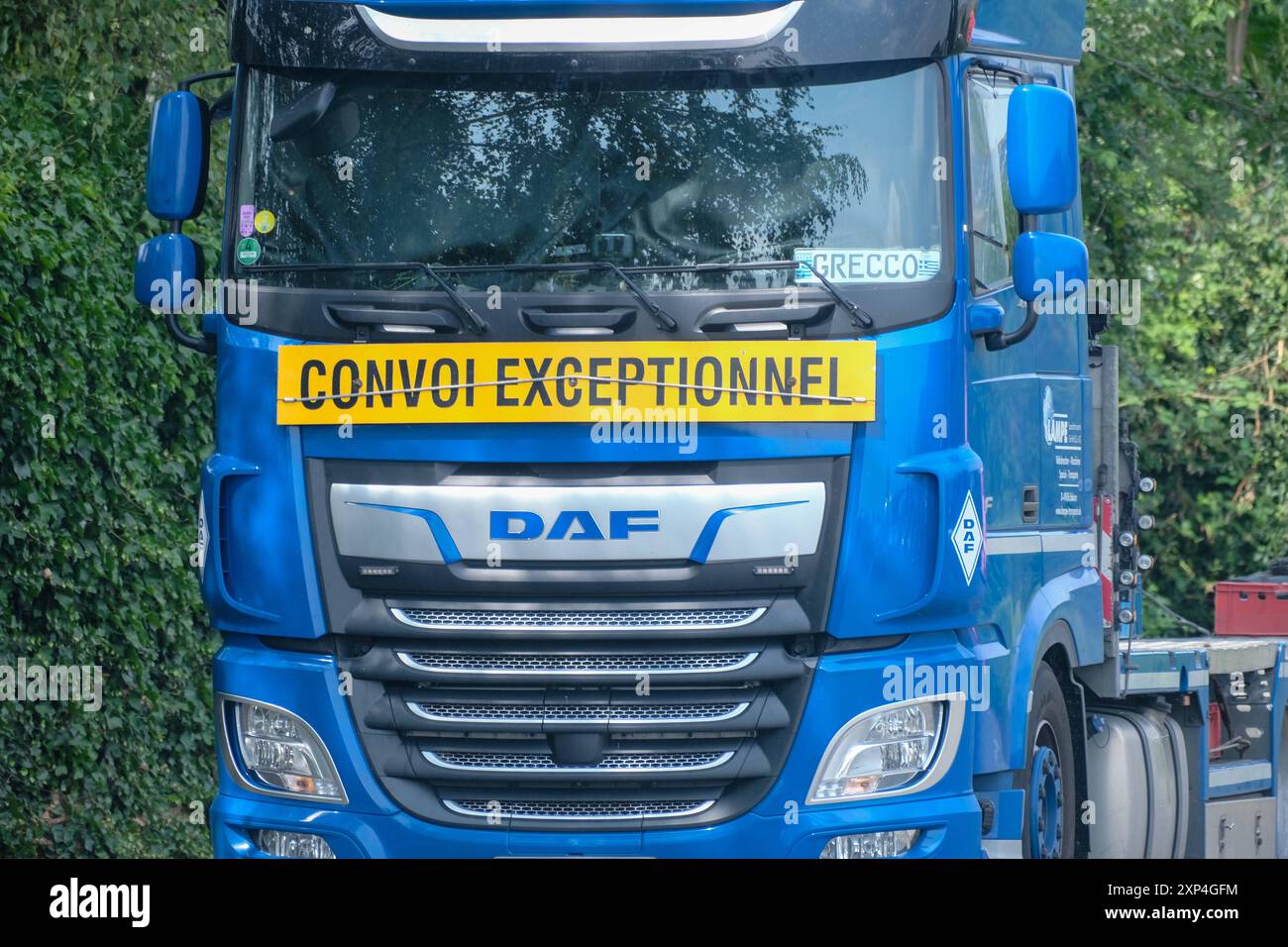 Neuss 03.08.2024 Schwertransport Convoi Exceptionnel Schwerlastverkehr LKW-Verkehr DAF Lastwagen ...