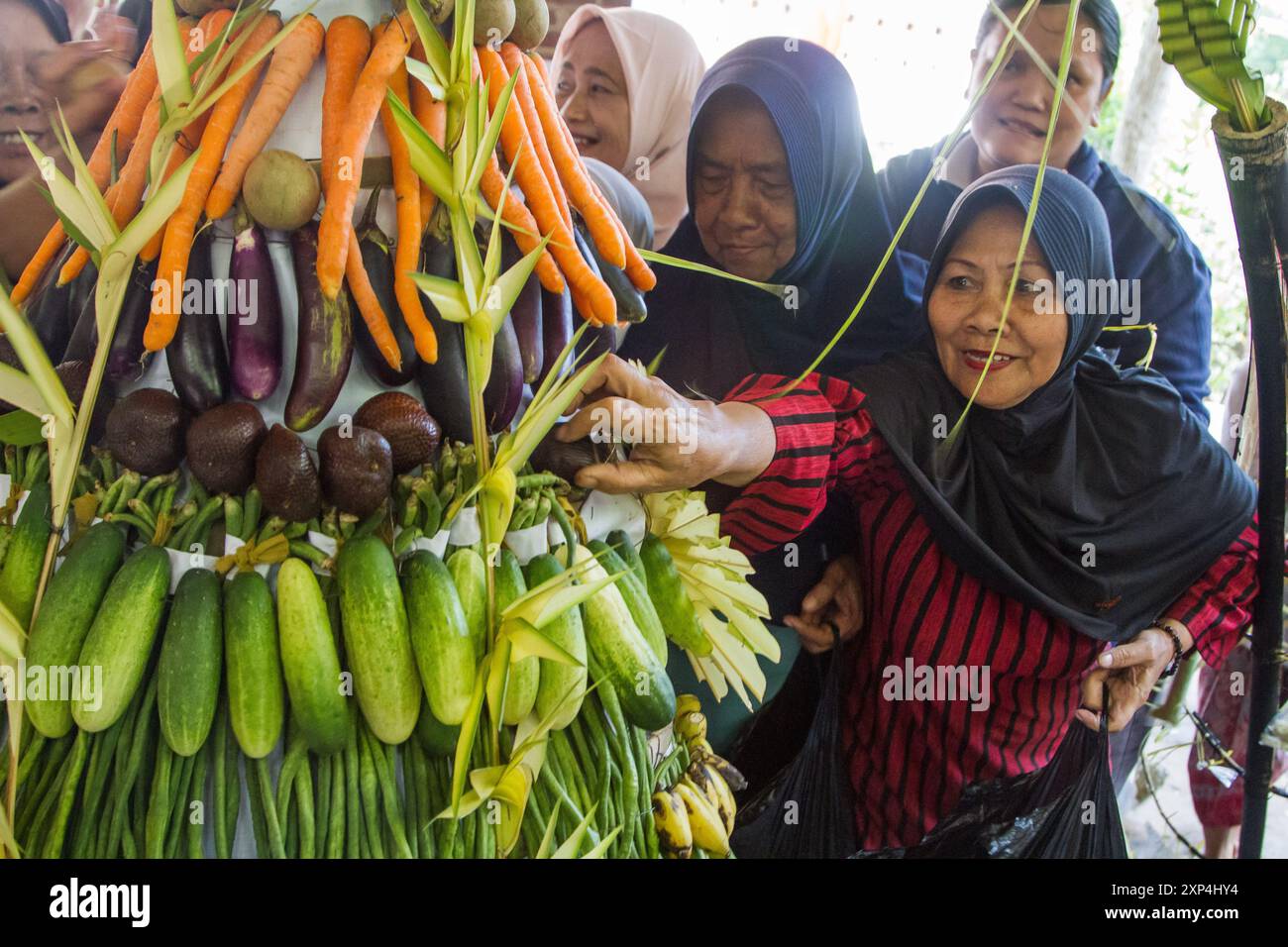 Cireundeu, West Java, Indonesia. 3rd Aug, 2024. People are jostling the ...