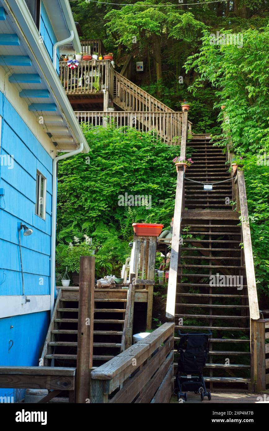 Wooden deck green railings stairs hi-res stock photography and images ...