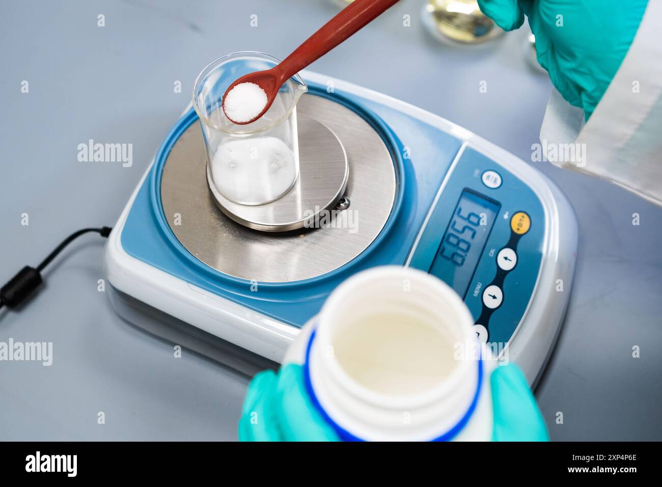 Analytical balances hi-res stock photography and images - Alamy
