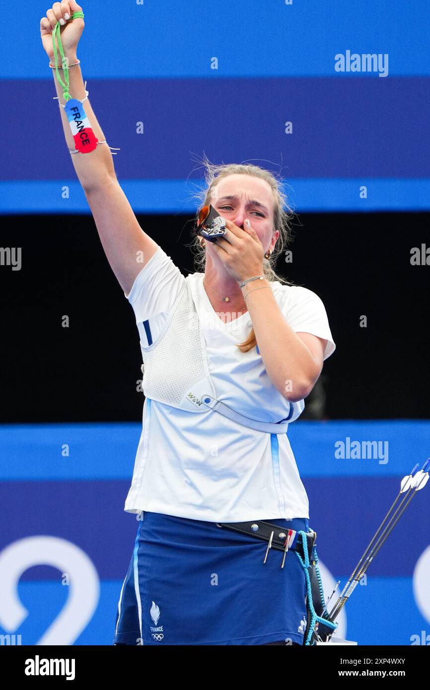 Paris, France. 3rd Aug, 2024. Lisa Barbelin of France celebrates after ...