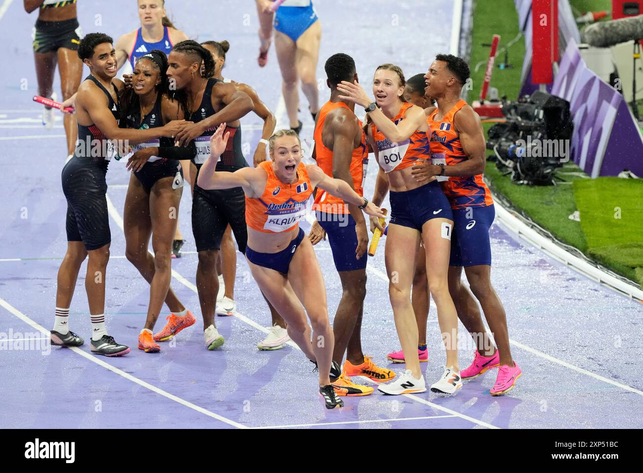 Team Netherlands celebrates after winning the gold medal in the 4 x 400 ...