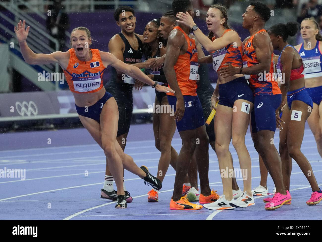 Paris, France. 03rd Aug, 2024. Members of Team Netherlands celebrate ...