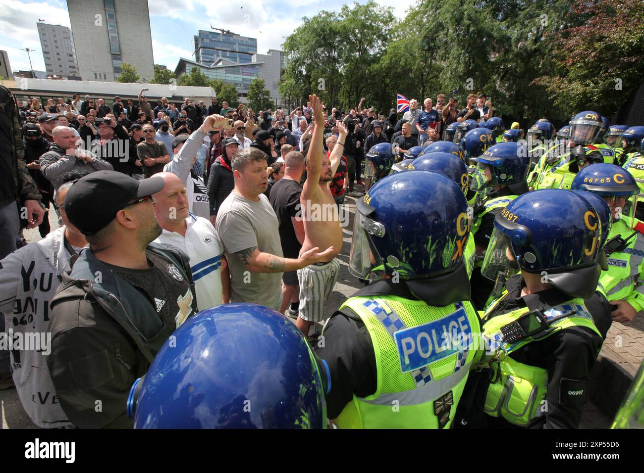 Manchester, England, UK. 3rd Aug, 2024. Nationalist protesters taunt ...