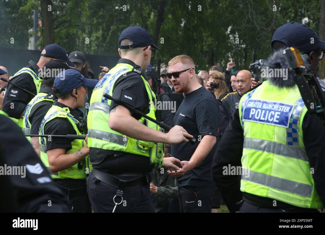 Manchester, England, UK. 3rd Aug, 2024. Nationalist protesters taunt ...