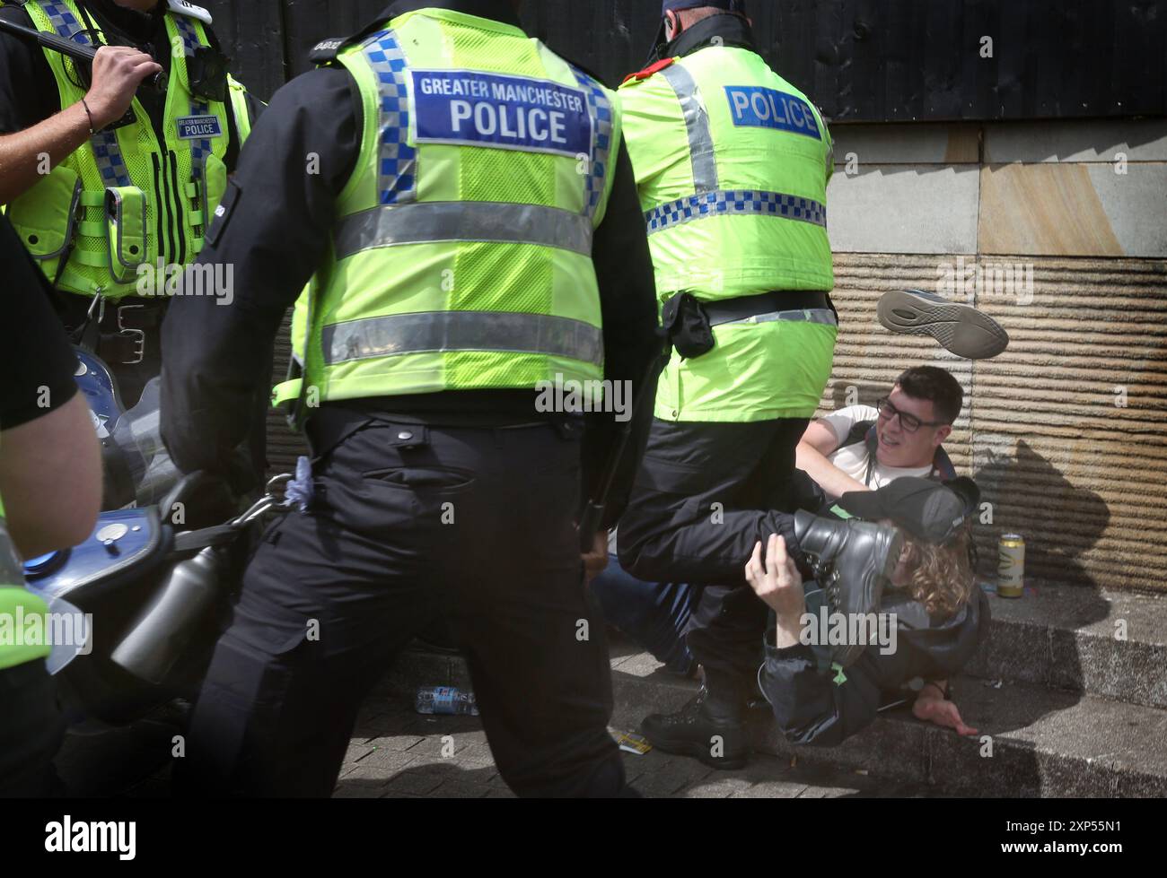 Protesters police scuffle anti immigration hi-res stock photography and ...