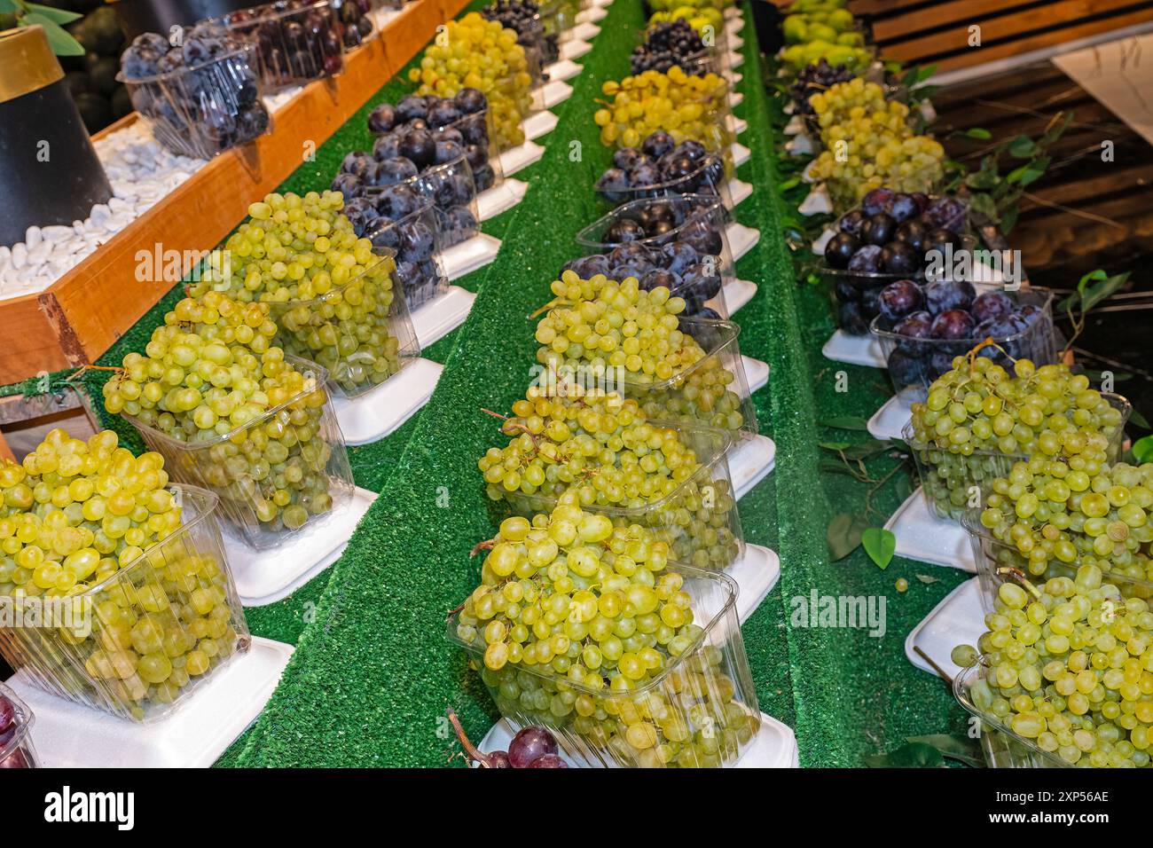 Delicious grapes on the supermarket shelf Stock Photo - Alamy