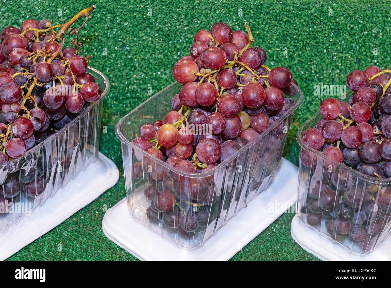 Grapes shelf hi-res stock photography and images - Alamy