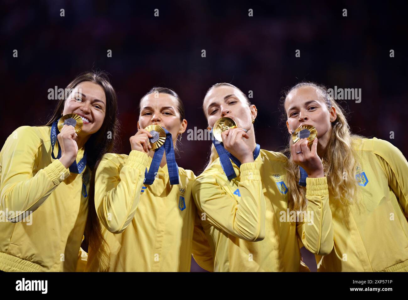 Paris, France. 3rd Aug, 2024. Gold medalists team Ukraine kiss their ...
