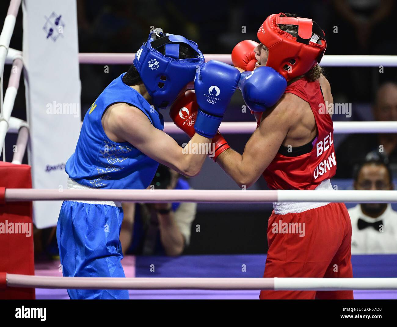 Paris, France. 03rd Aug, 2024. Belgian boxer Oshin Derieuw (red) and ...