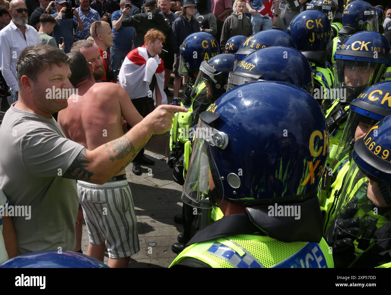 Manchester, England, UK. 3rd Aug, 2024. Nationalist protesters taunt ...
