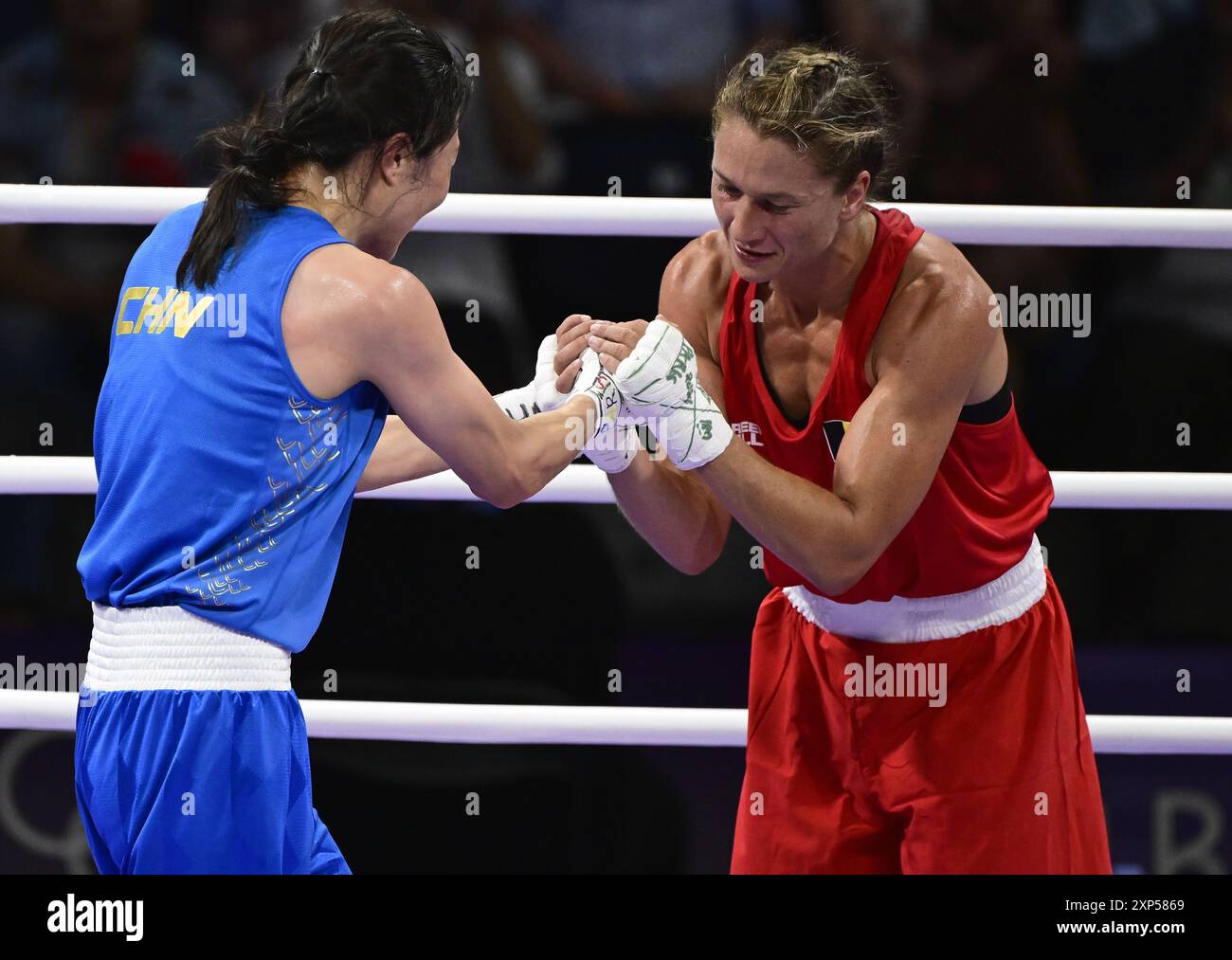 Paris, France. 03rd Aug, 2024. Belgian boxer Oshin Derieuw (red) and ...